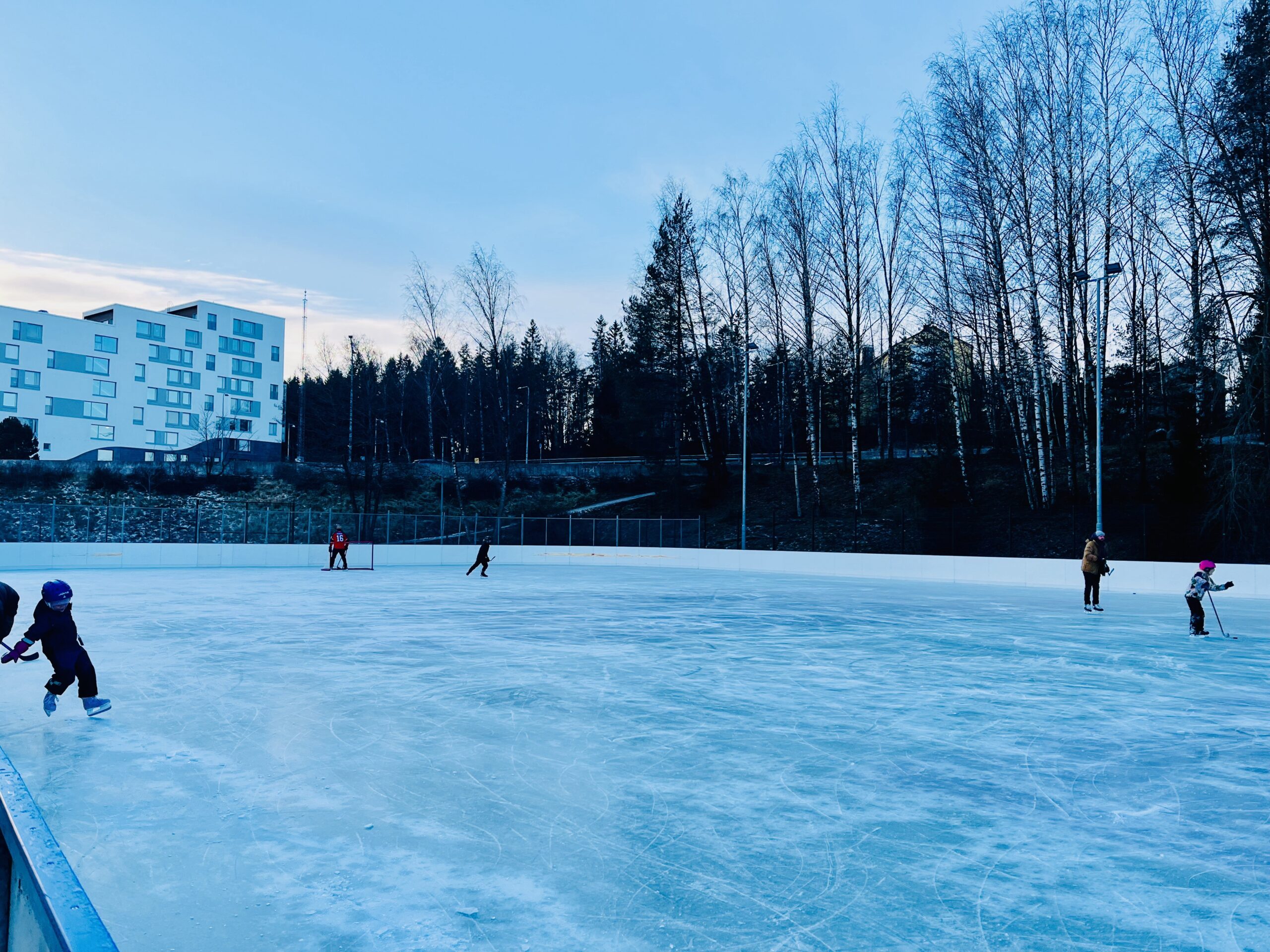 Kiiltää jo tekojää – Pyrkän kaukalo on avoinna - Lauttasaari.fi