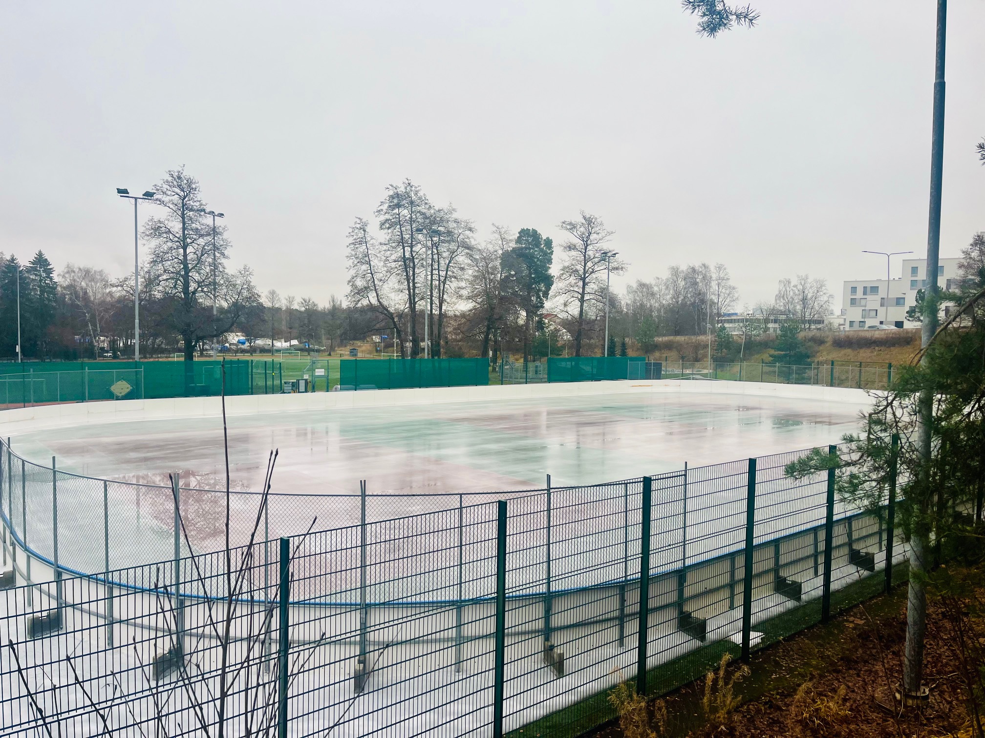 Tekojää on valmis – Pyrkän kaukalo avautuu lauantaina - Lauttasaari.fi